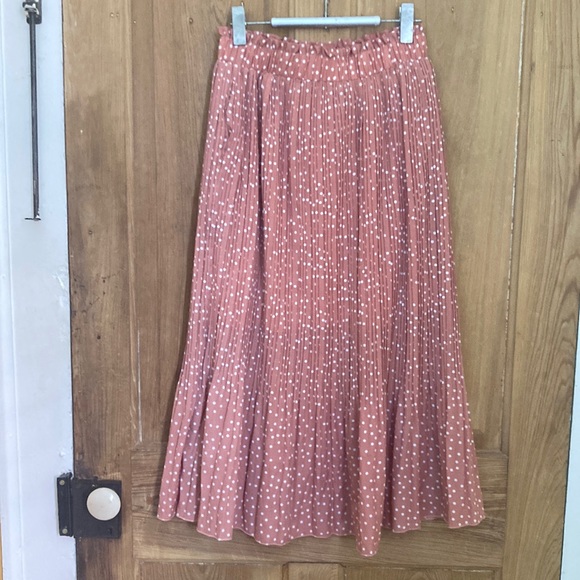 Exlura | Skirts | Pleated Flowy Coral Polka Dot Skirt Welastic Waist ...